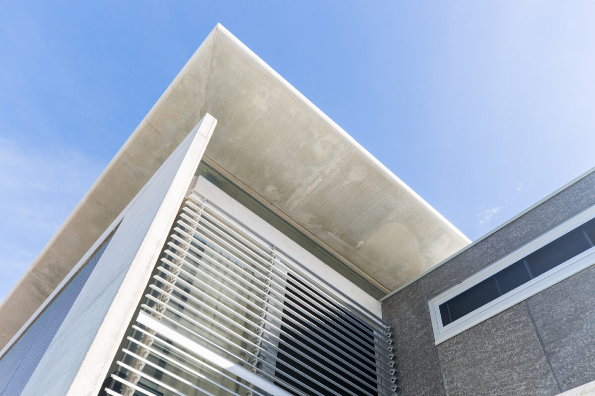 Aluminium louvres and Solar Control – Air-flo framing, Dualair louvres ...